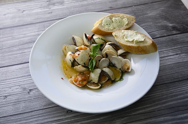 Sautéed Clams in Spicy Basil Broth - The Chef's Kitchen | Ingles | Catering